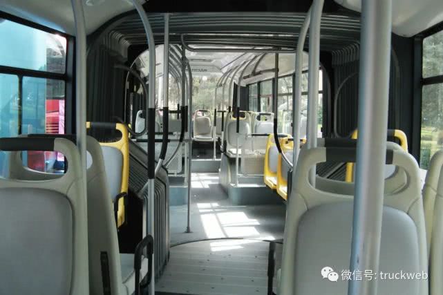 中置MAN发动机的25米青年JNP6250G双铰接公交车可曾见过？_易车