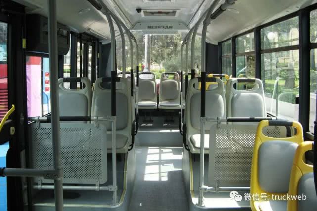 中置MAN发动机的25米青年JNP6250G双铰接公交车可曾见过？_易车