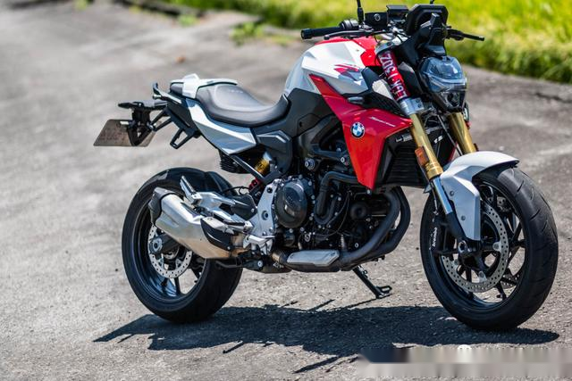 外媒试驾 宝马BMW F900R/F900XR 绝代双骄_易车