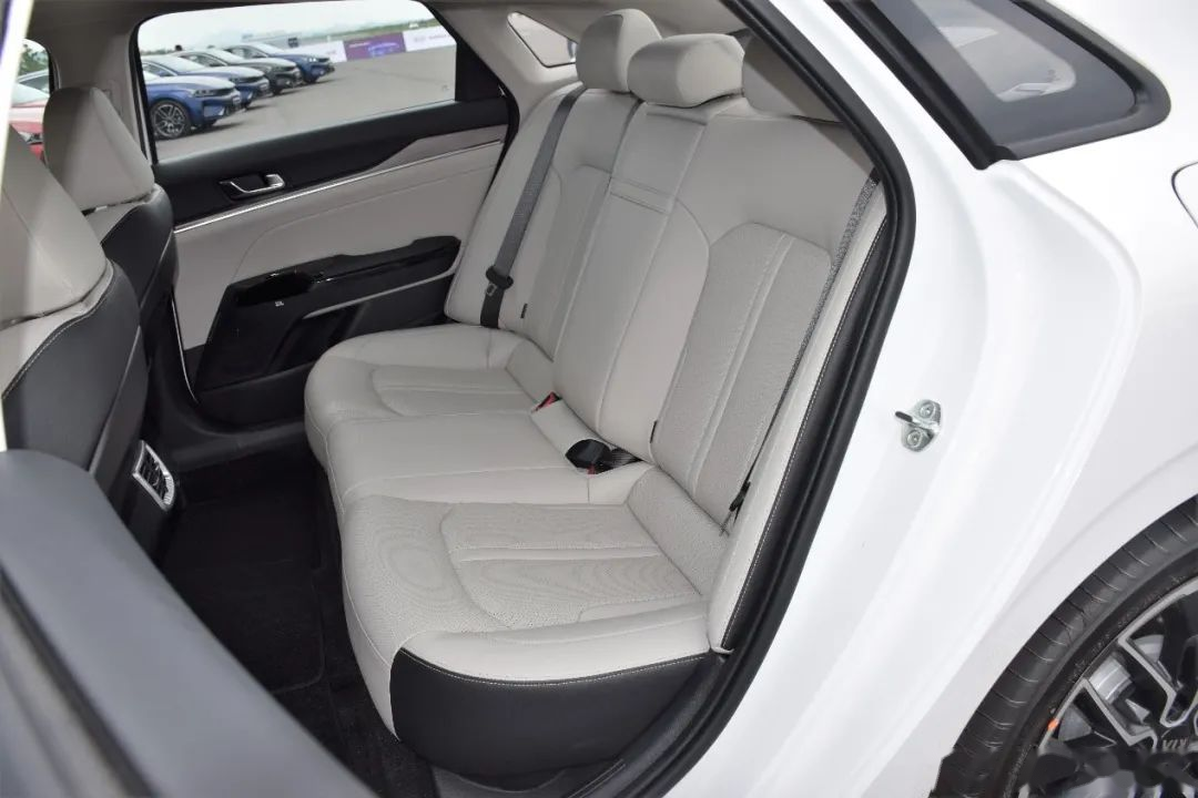 起亚K5凯酷试驾：2.0T＋8AT＋19寸轮毂，动力体验畅快又舒适_易车