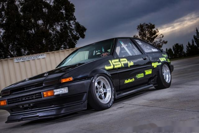 有台千匹马力的改装版丰田AE86上山了_易车