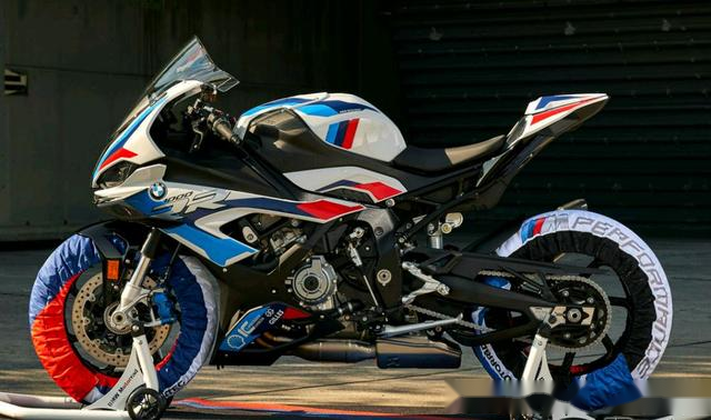 M1000 RR，宝马第一款M血统顶级跑车_易车