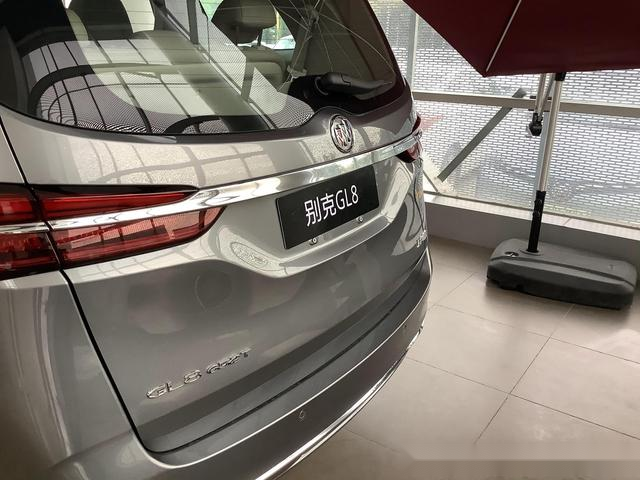 到店实拍2021款别克GL8！灰色车身非常有质感，配360度全景影像_易车
